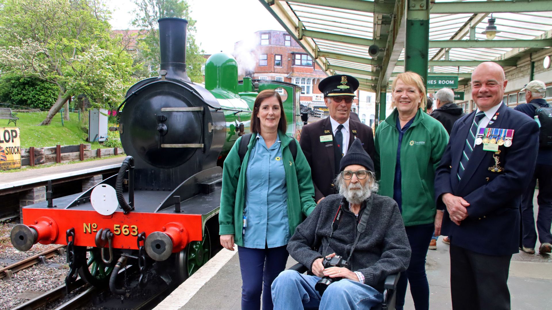 Passion on the Tracks: 97 -Year-Old Gordon Enjoys Unforgettable Steam ...